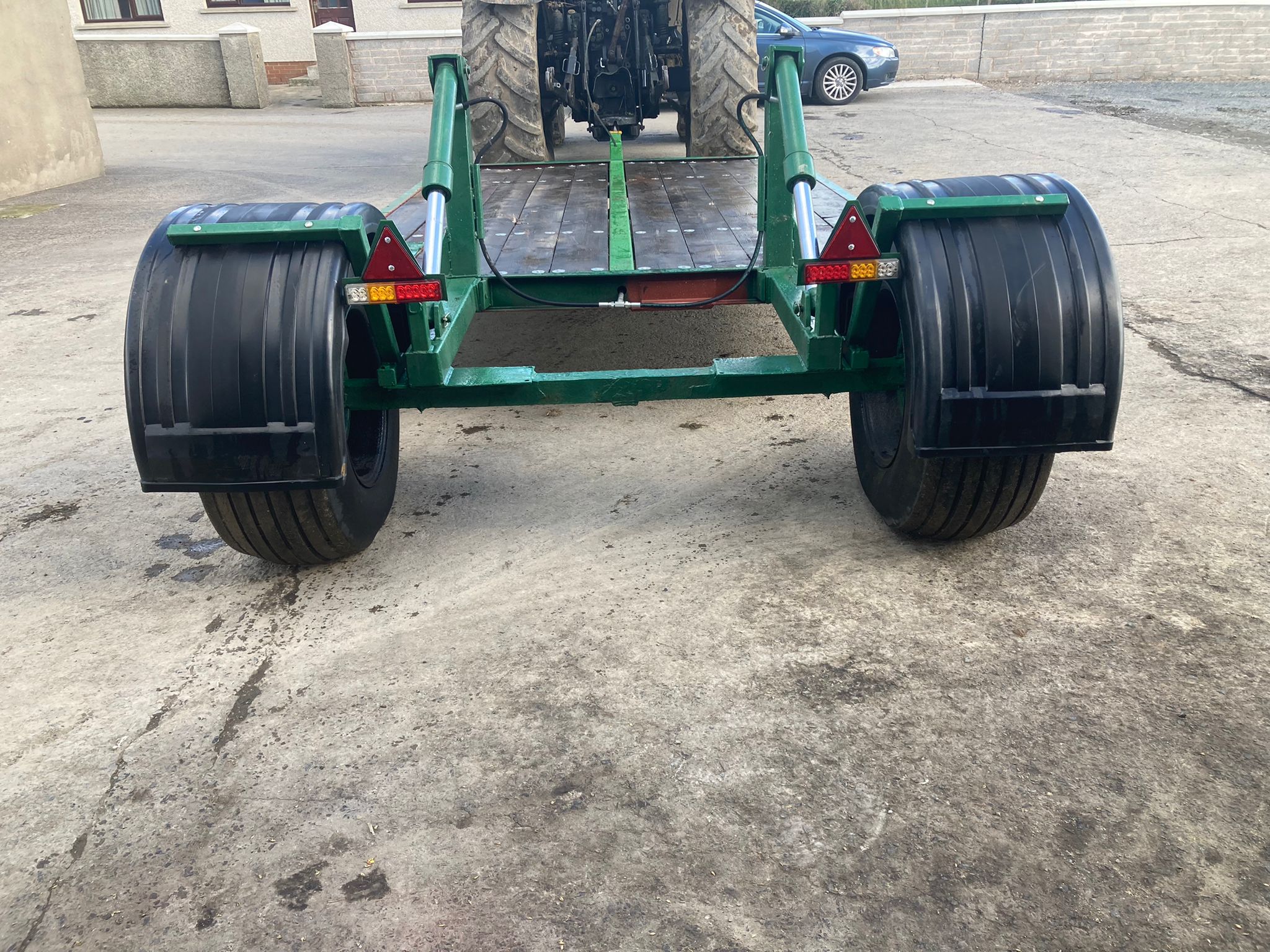 13 ft x 8.3 ft Flat bed low loader trailer with hydraulic lift - Colin ...