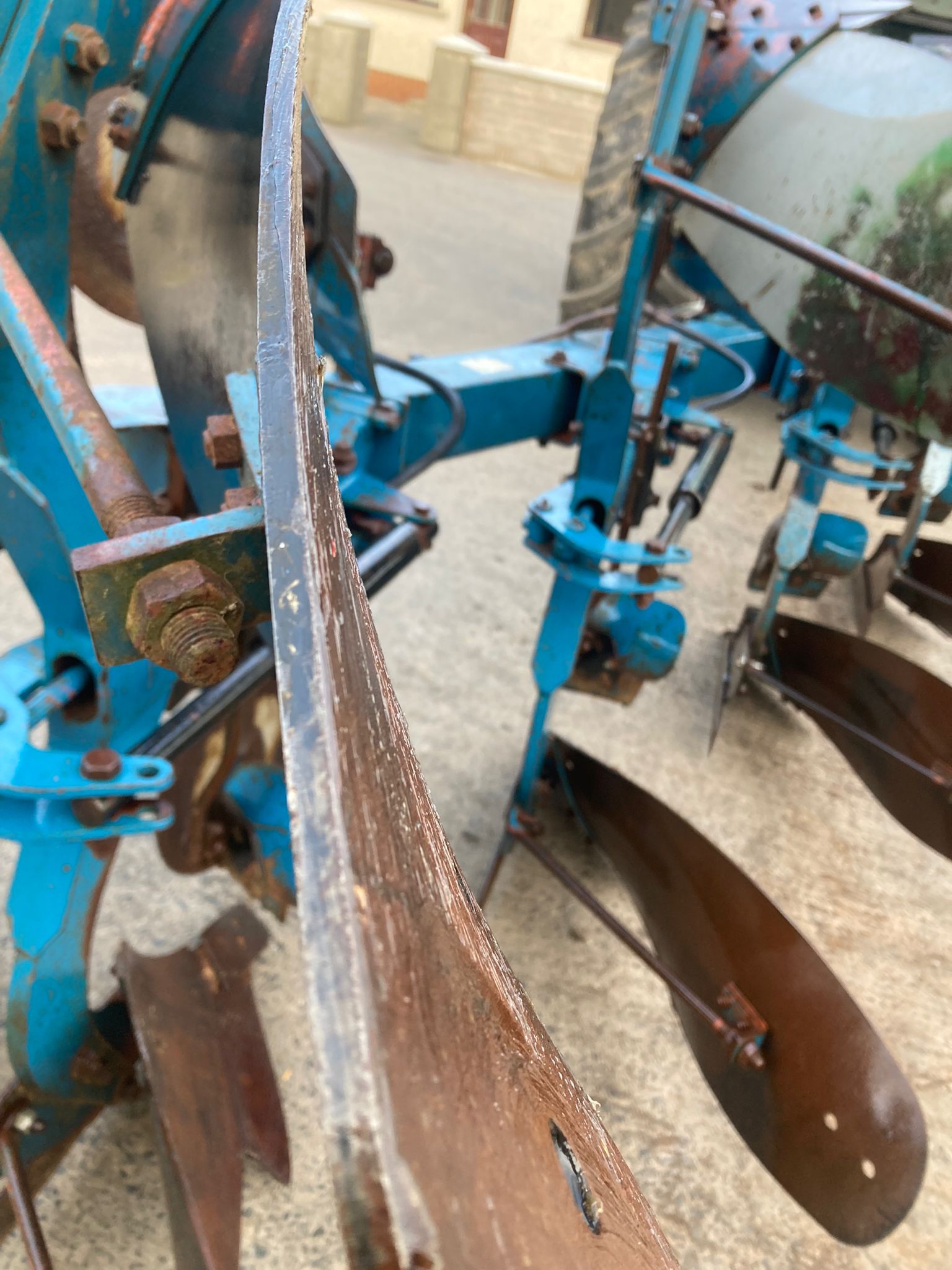 Overum 4 Furrow Plough - Colin Cantley Farm Machinery